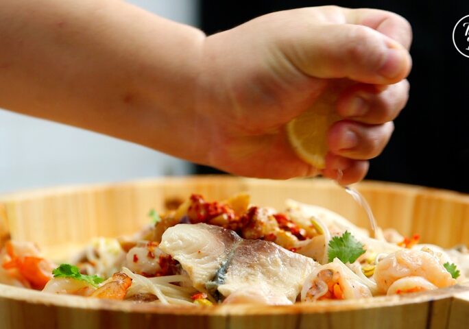 Steamed Fish in Sauna Bucket | bass | catfish | cooking | Taste Life