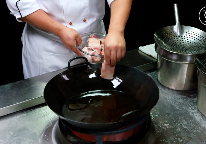 Steamed Fish in Sauna Bucket | bass | catfish | cooking | Taste Life