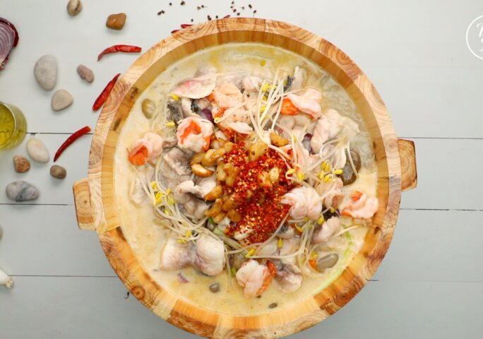 Steamed Fish in Sauna Bucket | bass | catfish | cooking | Taste Life