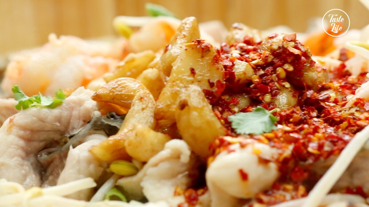 Steamed Fish in Sauna Bucket | bass | catfish | cooking | Taste Life