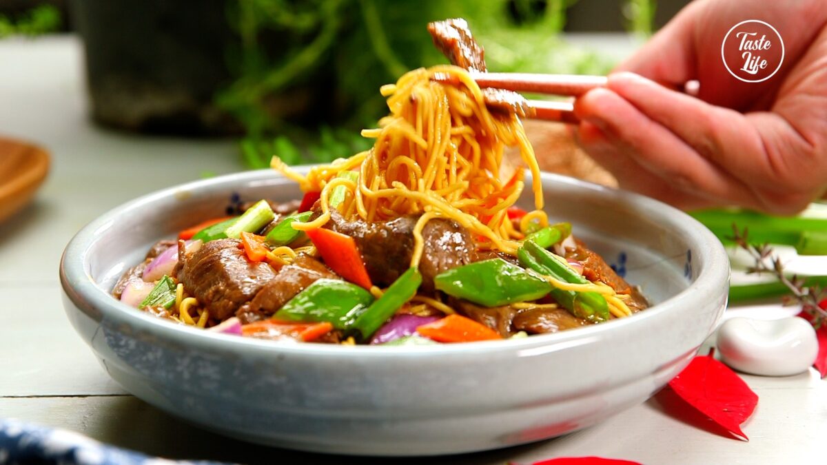 Chewy Noodles Covered in Savory Oyster Sauce | beef stew | brunch ...
