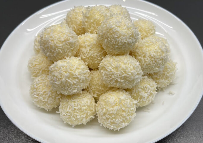 5-ingredients Raffaello Coconut Balls | Rafaello | Inexpensive | Almond ...